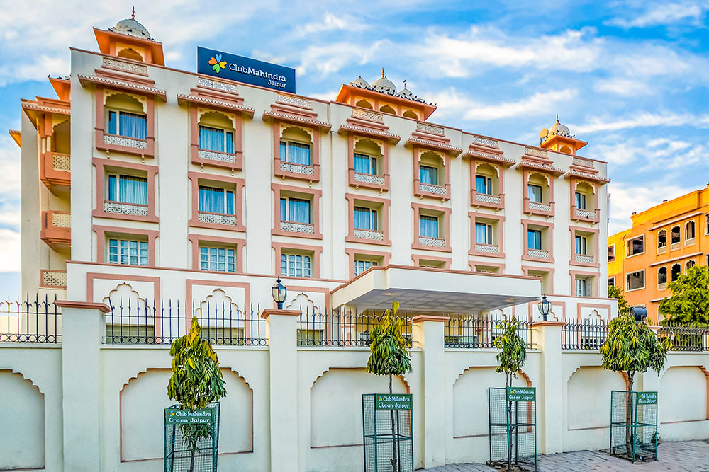 Explore bollywood night theme party with your loved ones at Club Mahindra